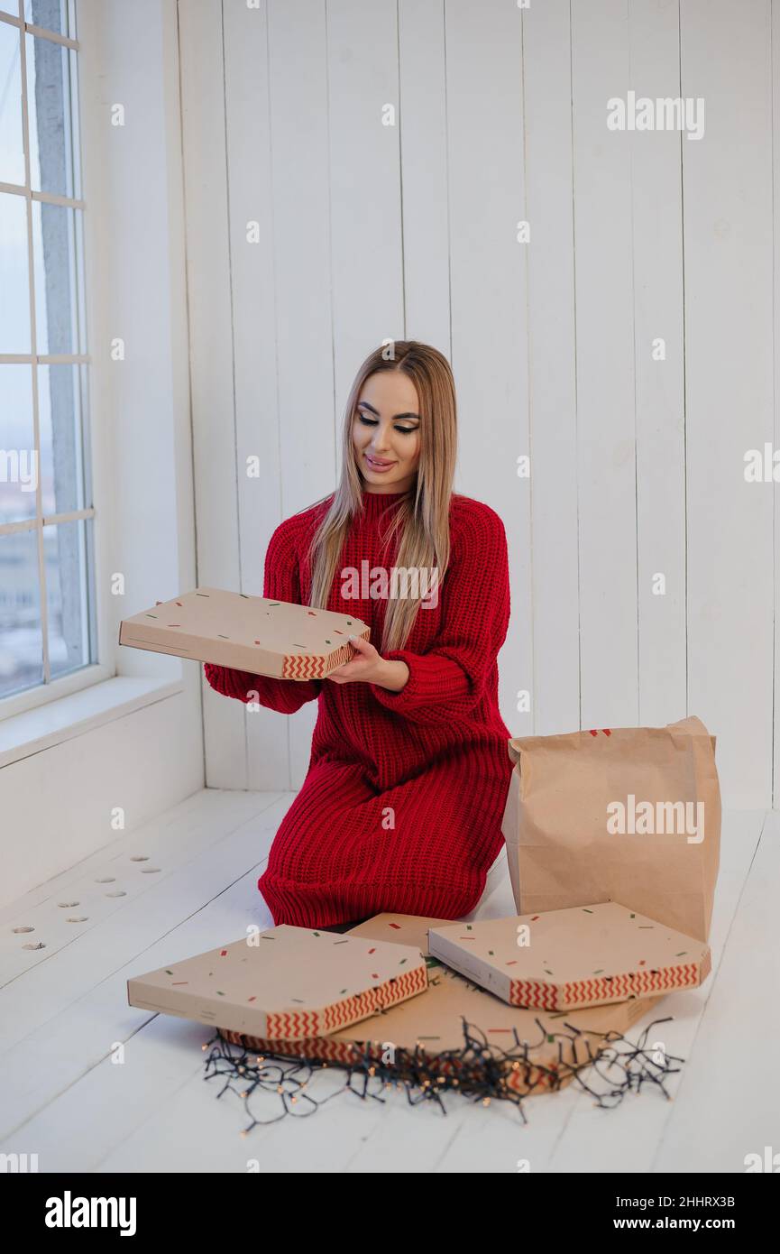 Girl pizza box hi-res stock photography and images - Alamy