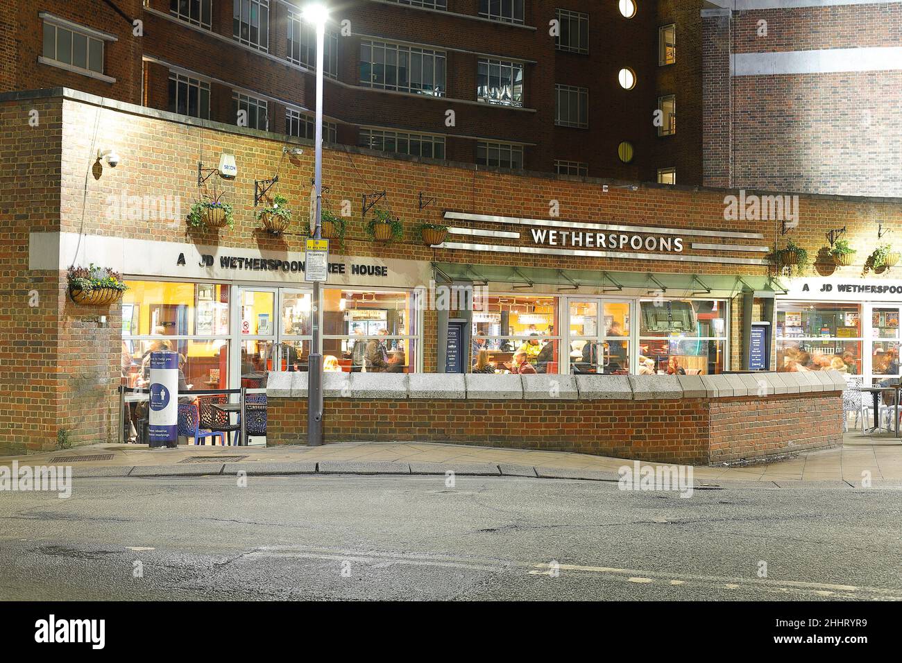 Leeds station wetherspoons hi-res stock photography and images - Alamy