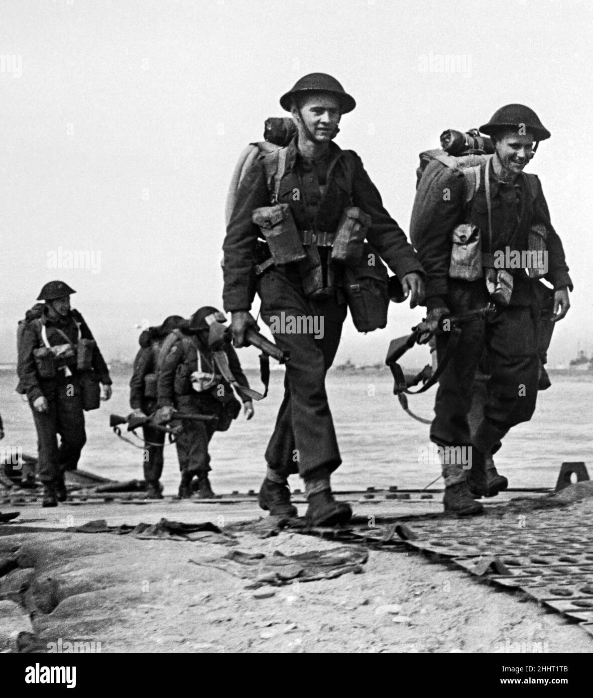 British re enforcement land on Gold beach for the big push into the ...