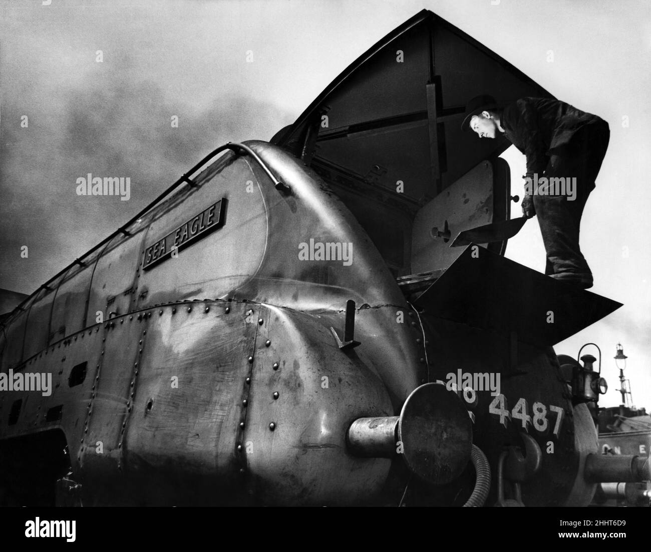 LNER Sheds at Kings Cross - Cleaning giant locomotives "Into the Open ...