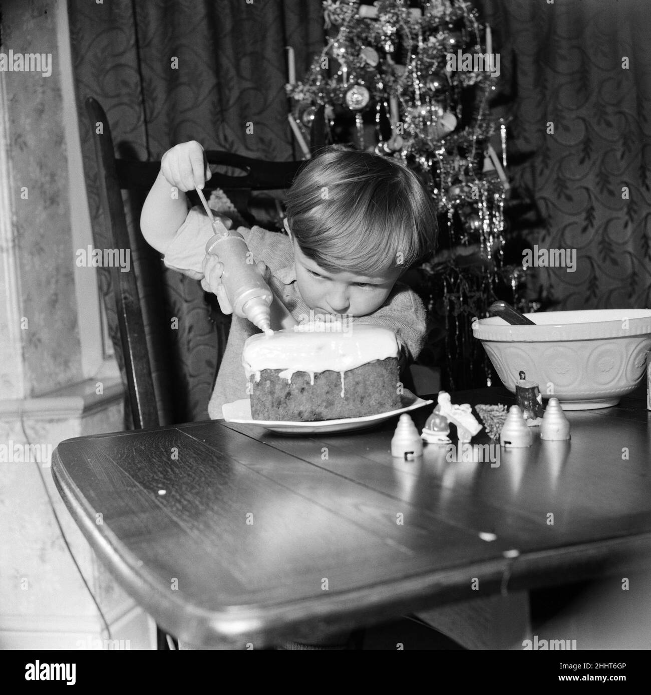 Piping icing cake Black and White Stock Photos & Images - Alamy