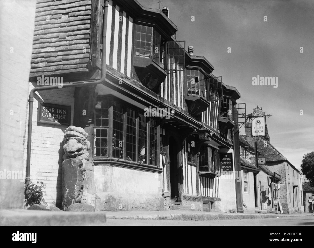 1930s pub england hi-res stock photography and images - Alamy