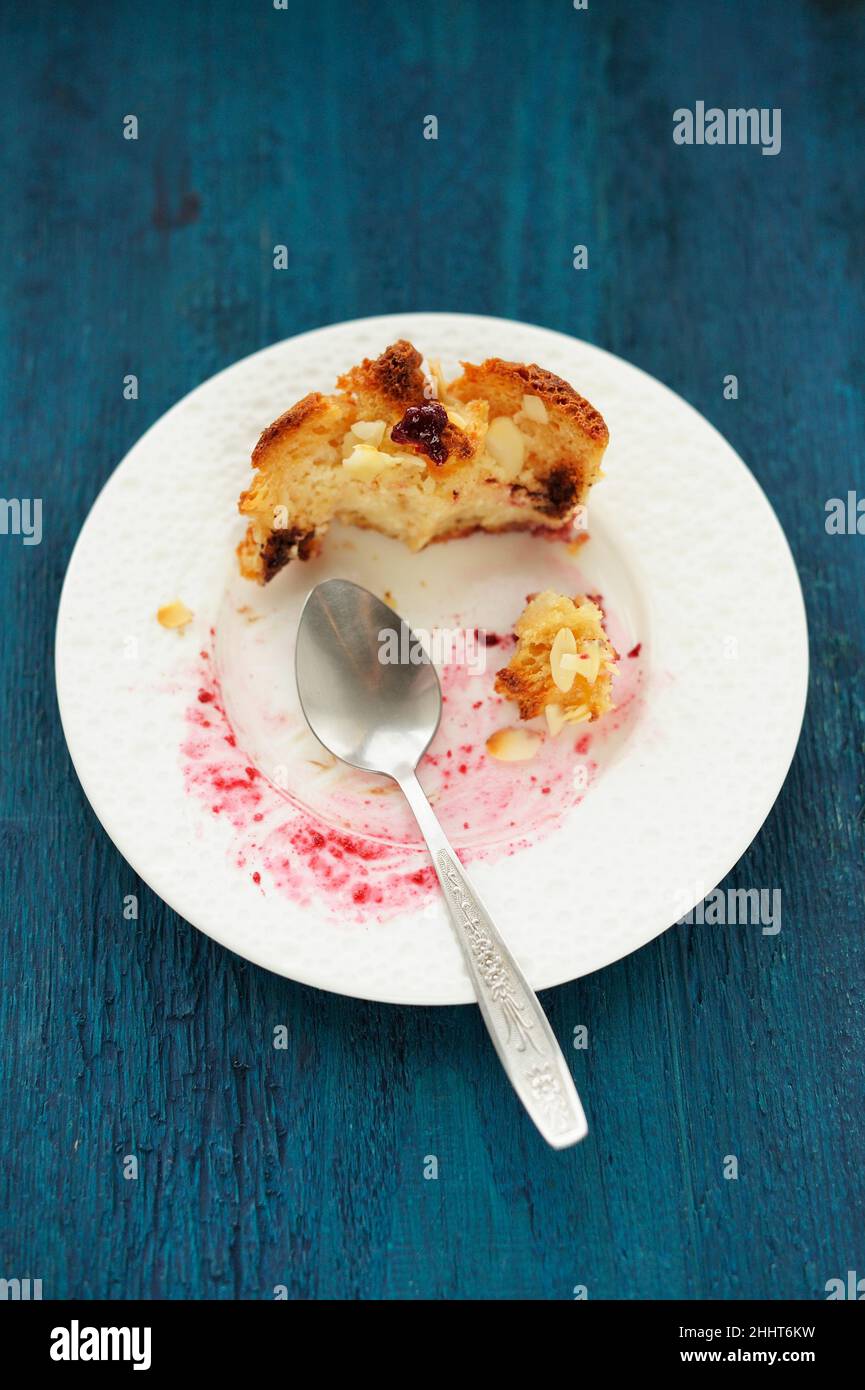 Empty plate cake crumbs finished hi-res stock photography and images ...