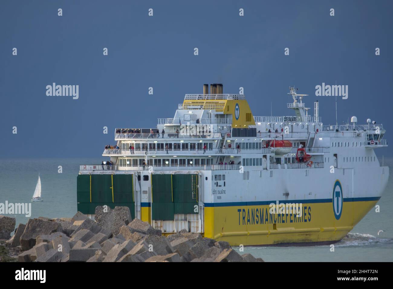 Ferry transmanche quittant le port de Dieppe Stock Photo - Alamy