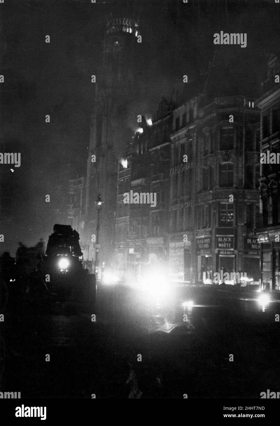 Bombs dropping 1940 hi-res stock photography and images - Alamy