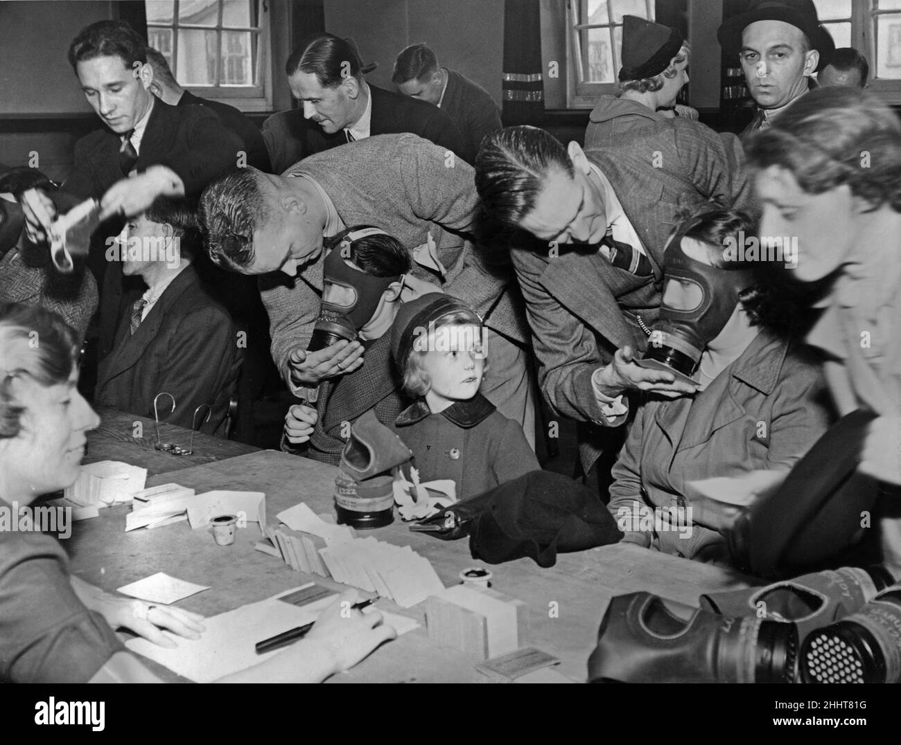 Children with gas masks ww2 hi-res stock photography and images - Alamy