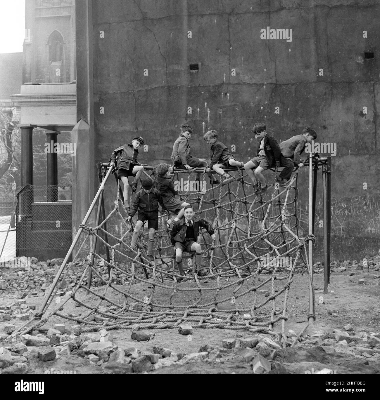 Children london playground 1950s hi-res stock photography and images ...