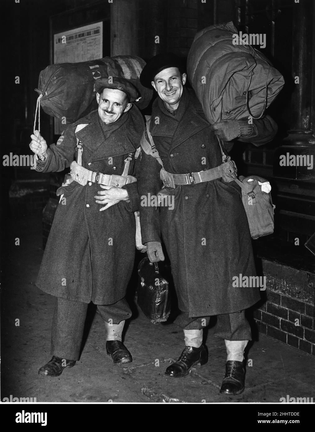 Ww2 british soldiers on leave hi-res stock photography and images - Alamy