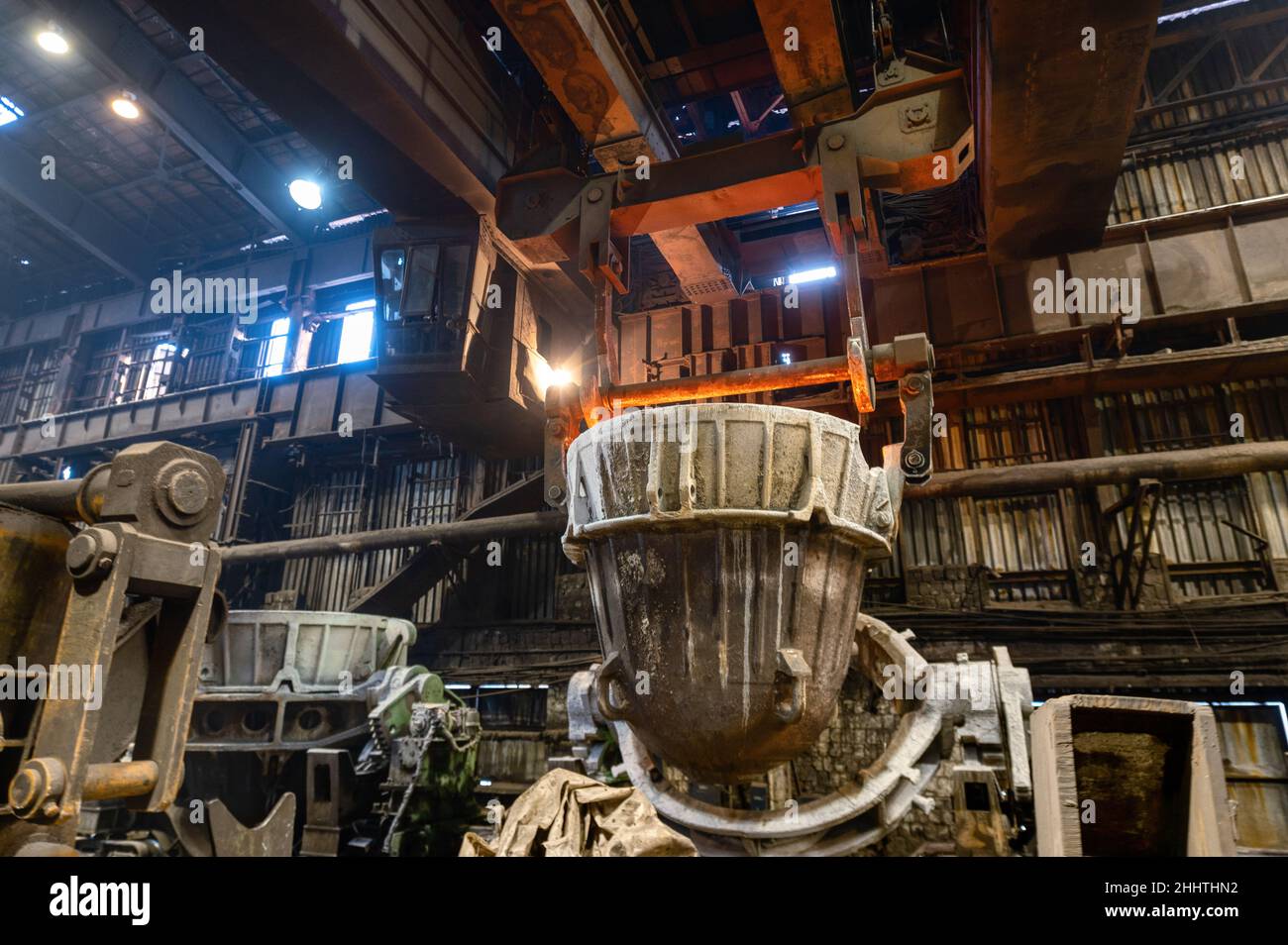 Special metallurgical ladles. Bucket transportation by overhead crane ...