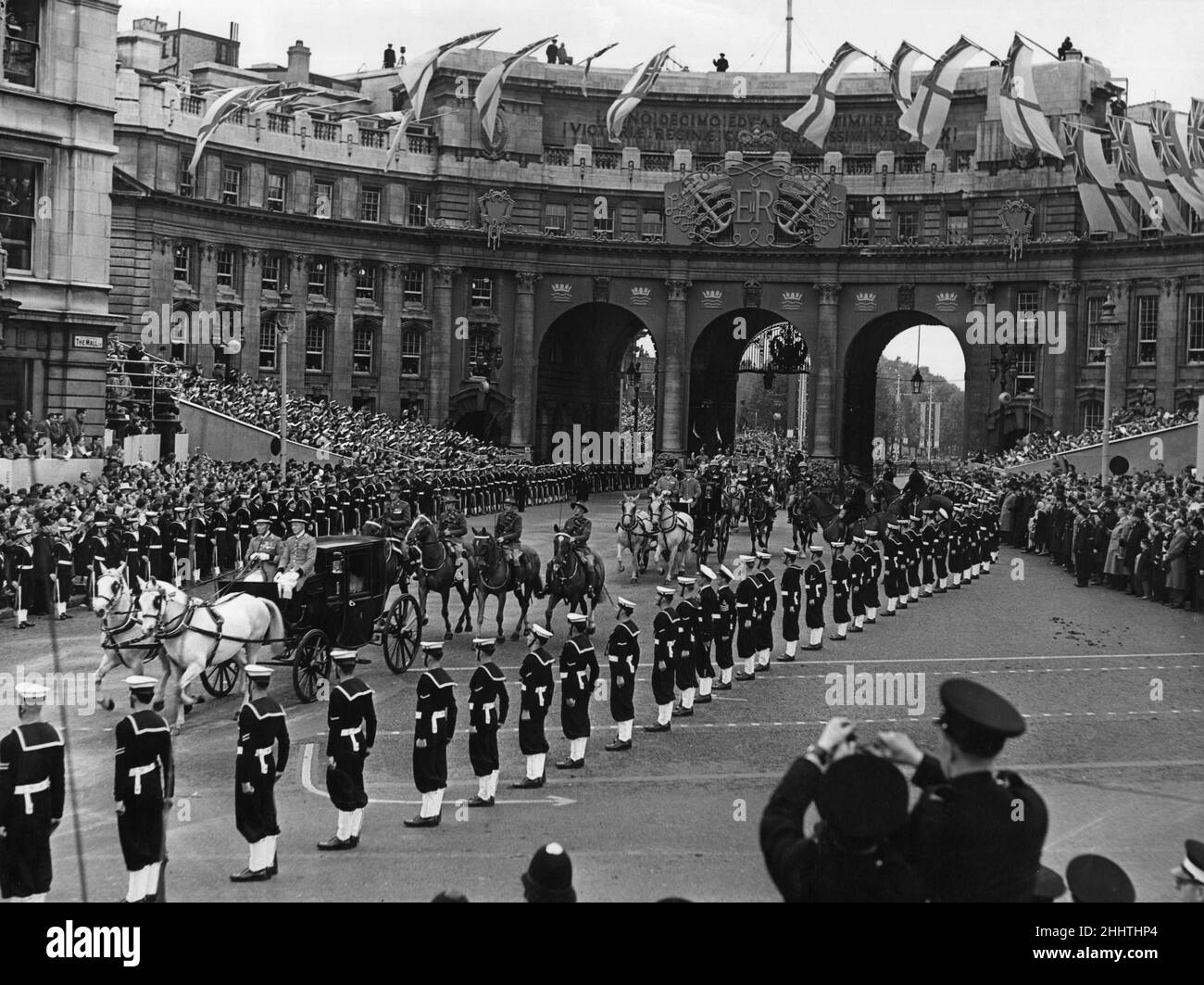 The Carriage Procession of Prime Ministers passes underneath Admiralty ...