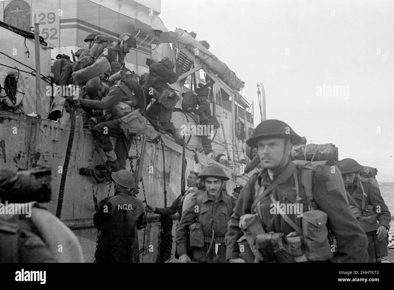 British re enforcement land on Gold beach for the big push into the ...