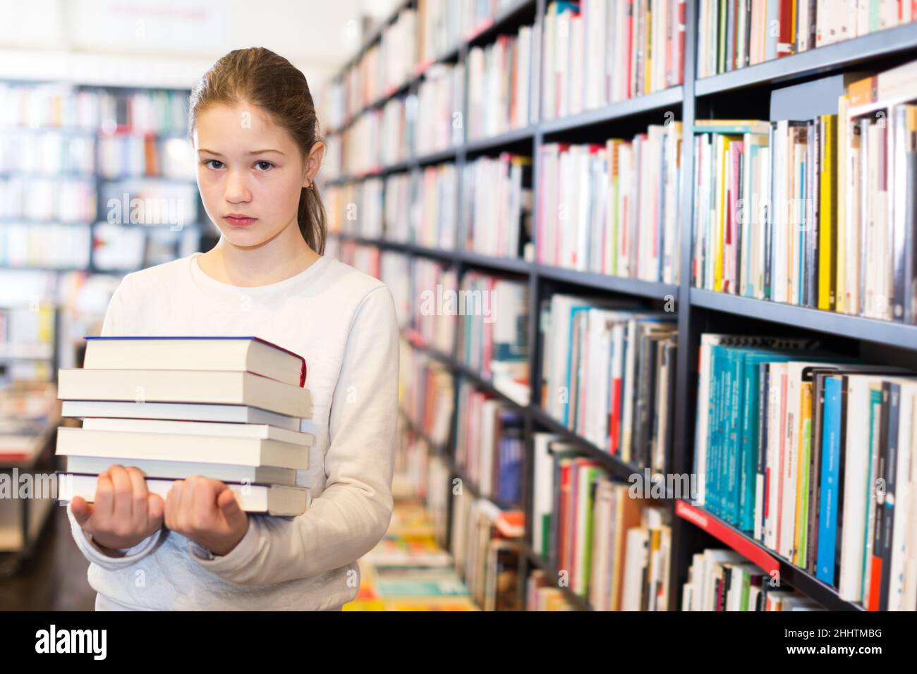 girl standing in library Stock Photo - Alamy