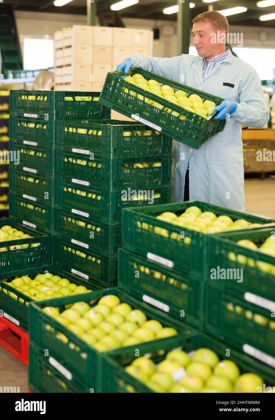 Stacking boxes hi-res stock photography and images - Alamy