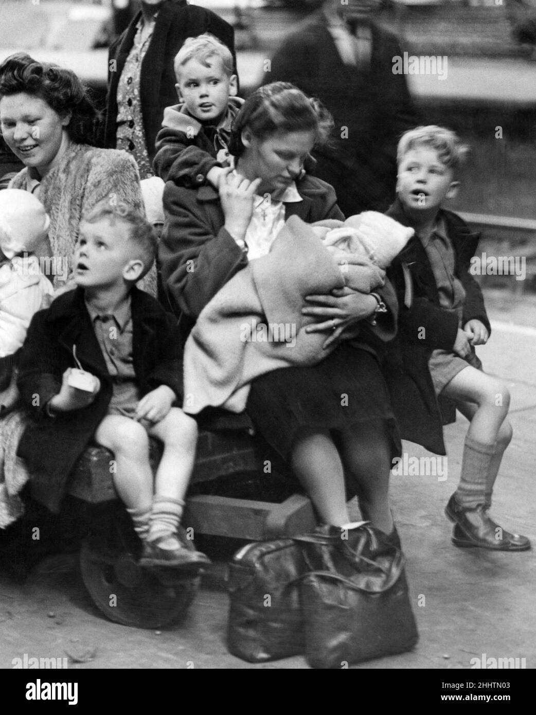 Mother child evacuation ww2 hi-res stock photography and images - Alamy