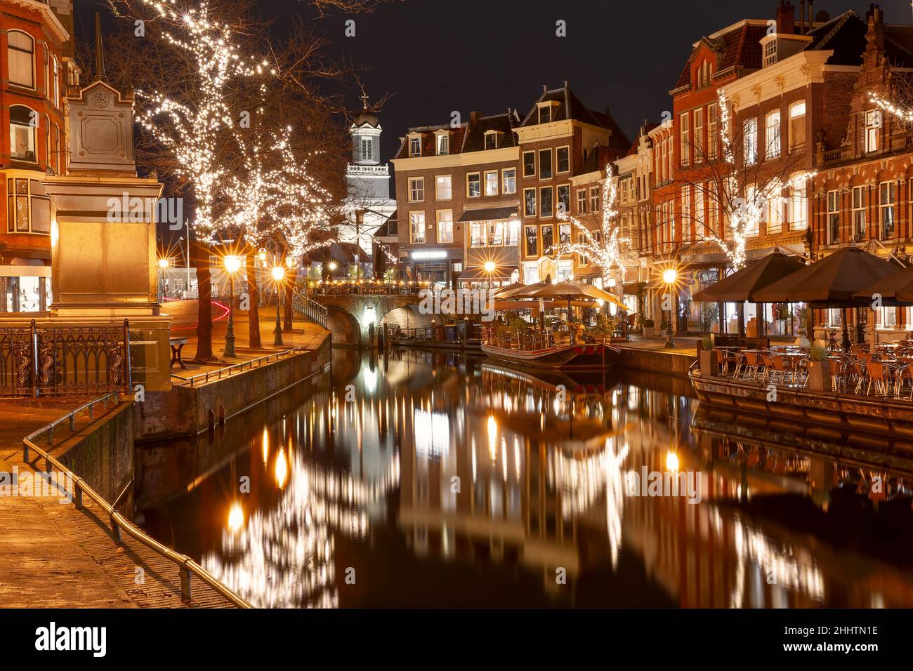Night Leiden canal Oude Rijn in Christmas illumination, South Holland ...