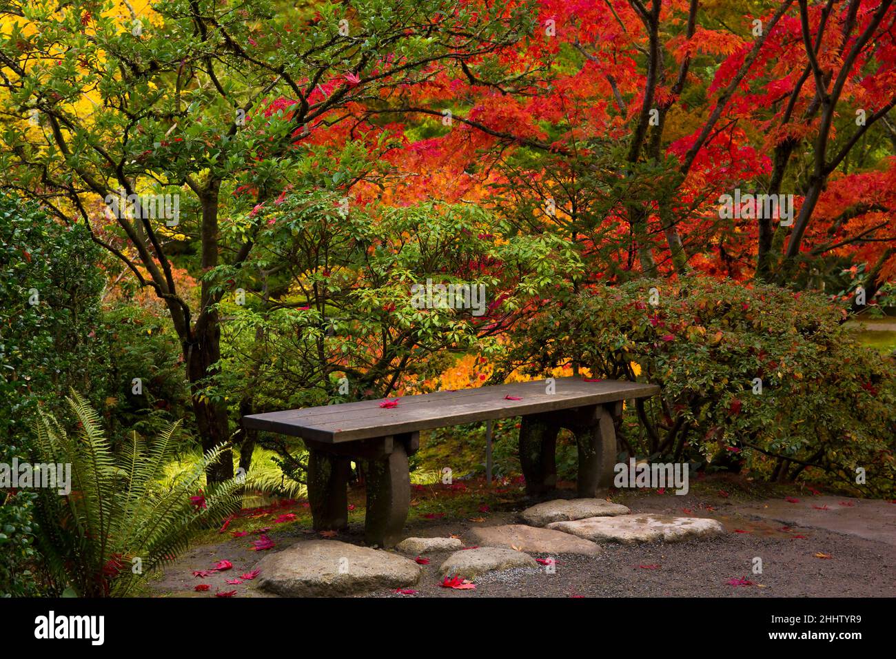 Red bench japanese garden hi-res stock photography and images - Alamy