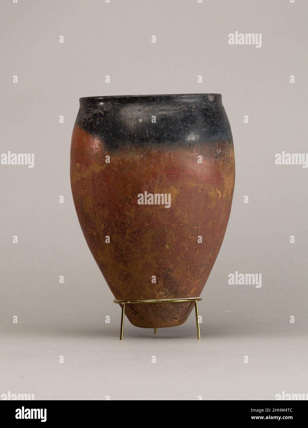 Black topped red ware jar hi-res stock photography and images - Alamy