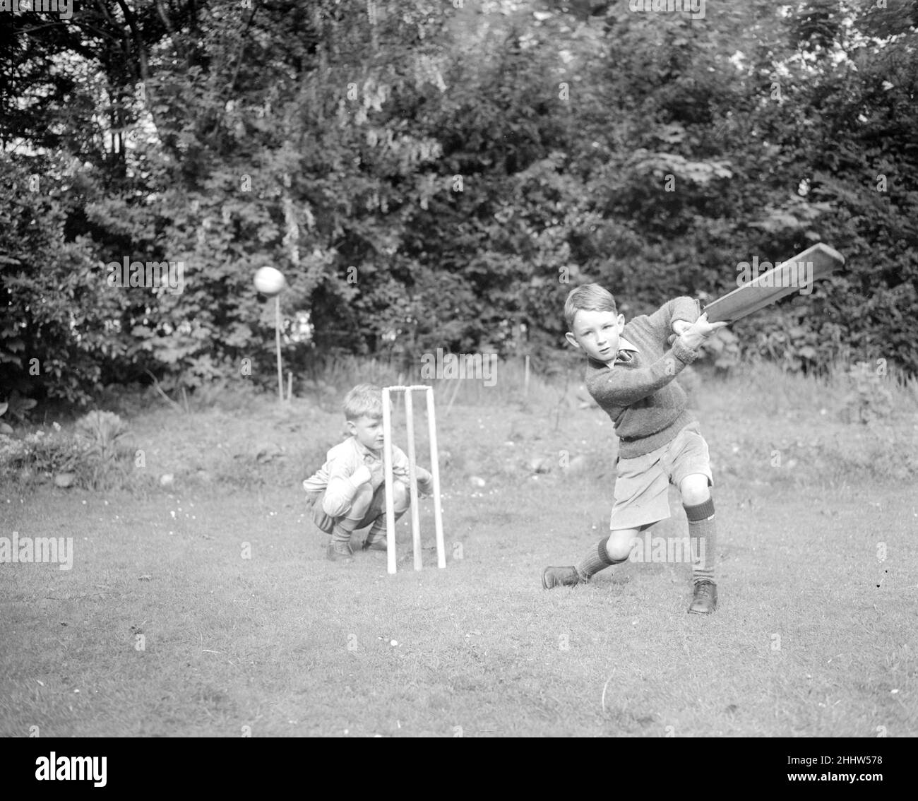 Children playing cricket hi-res stock photography and images - Alamy