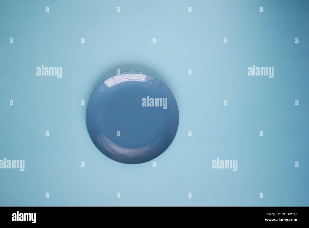 empty plate on light green background top down Stock Photo - Alamy
