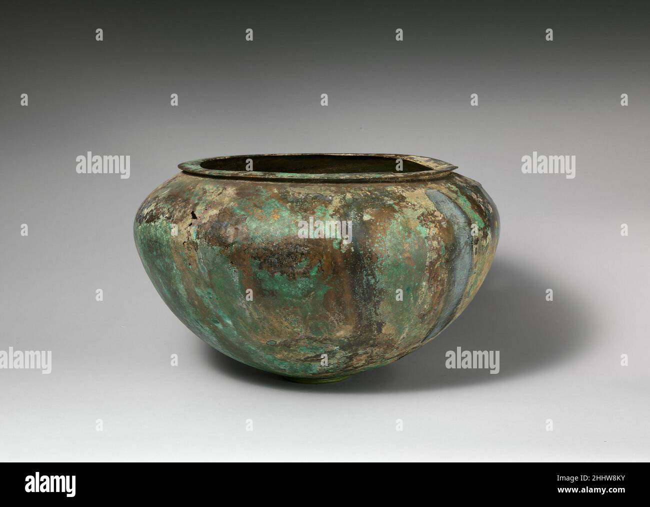 Bronze cauldron hi-res stock photography and images - Alamy