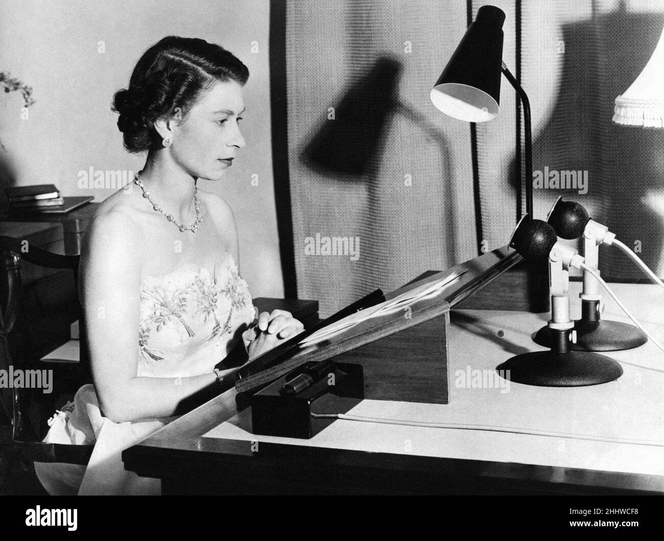 Queen elizabeth ii evening dress hi-res stock photography and images ...