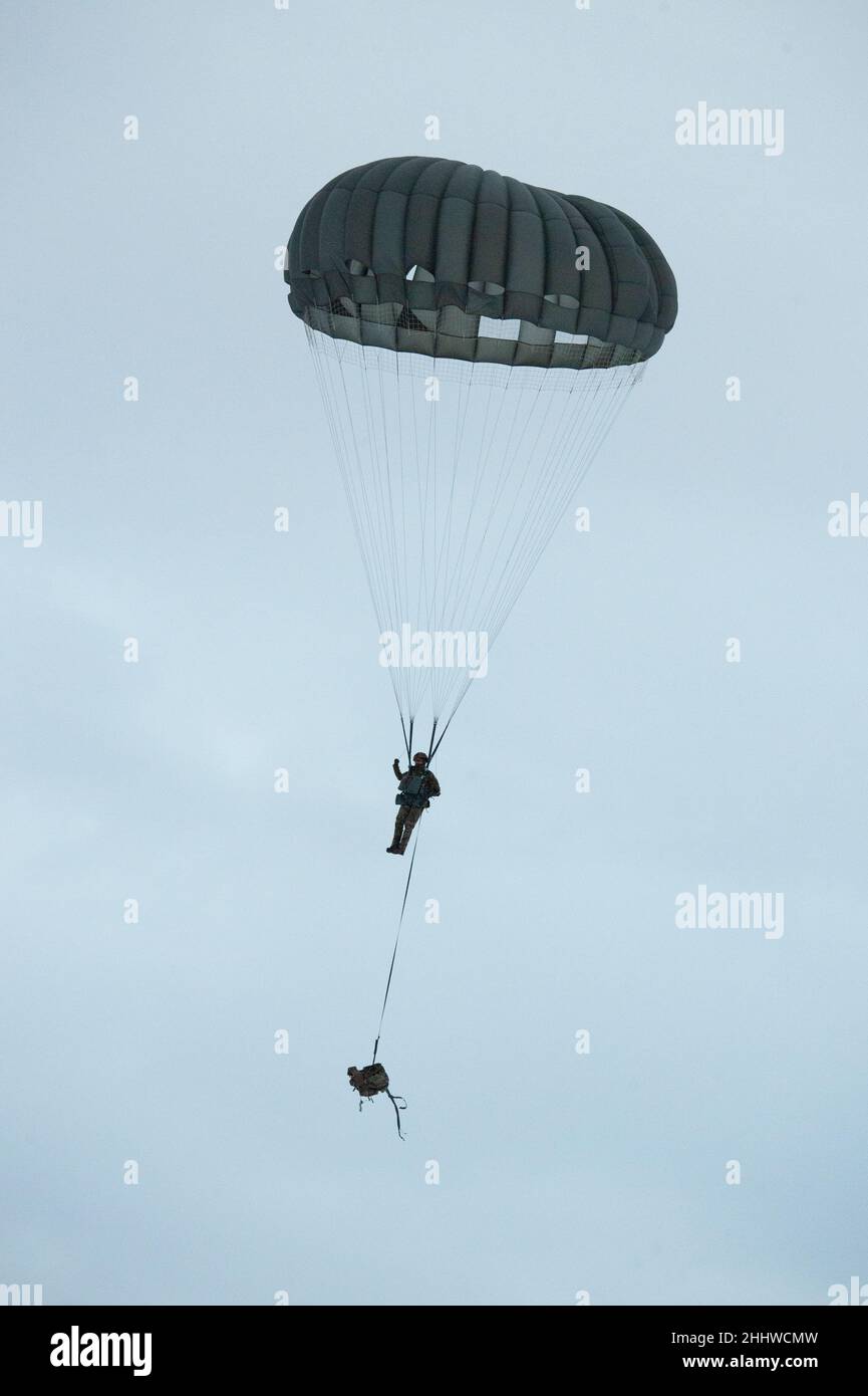 A U.S. Air Force tactical air control party (TACP) specialist assigned ...