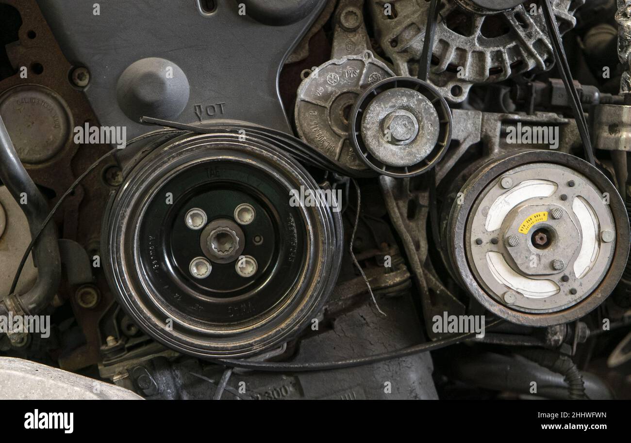 Block pulley system hi-res stock photography and images - Alamy