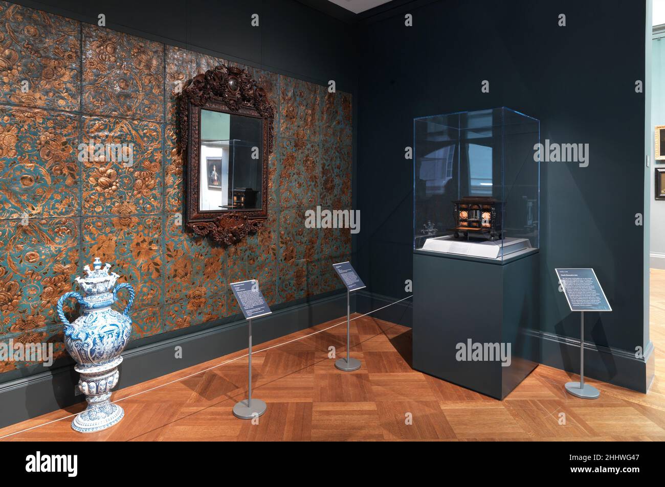 Gilt leather wall hi-res stock photography and images - Alamy