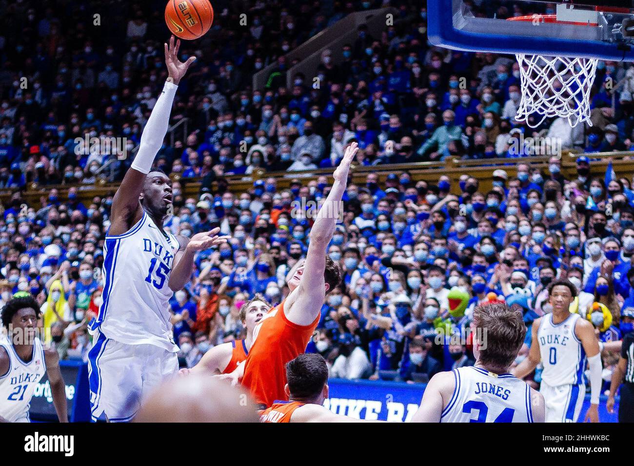 January 25, 2022: Duke Blue Devils center Mark Williams (15) lobs a ...
