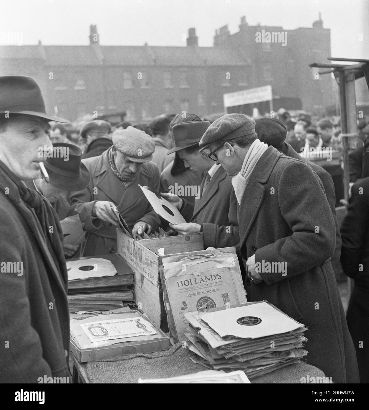 Customers at the secondhand gramophone record stall at the flea market ...
