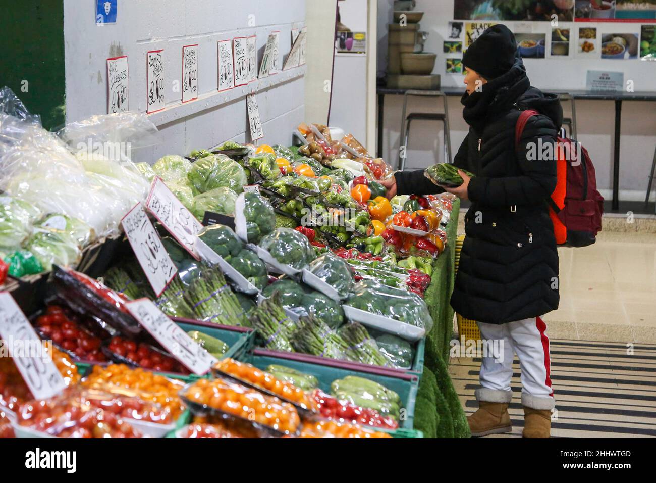 A shopper shopping from a fruit and vegetable stall Stock Photo - Alamy