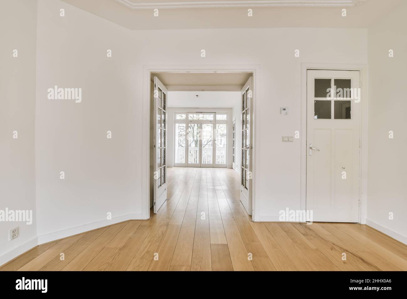 Lovely empty room with door and parquet floor Stock Photo - Alamy