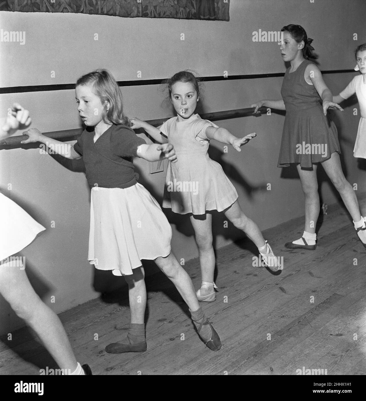 Ballet teacher 1950s hi-res stock photography and images - Alamy