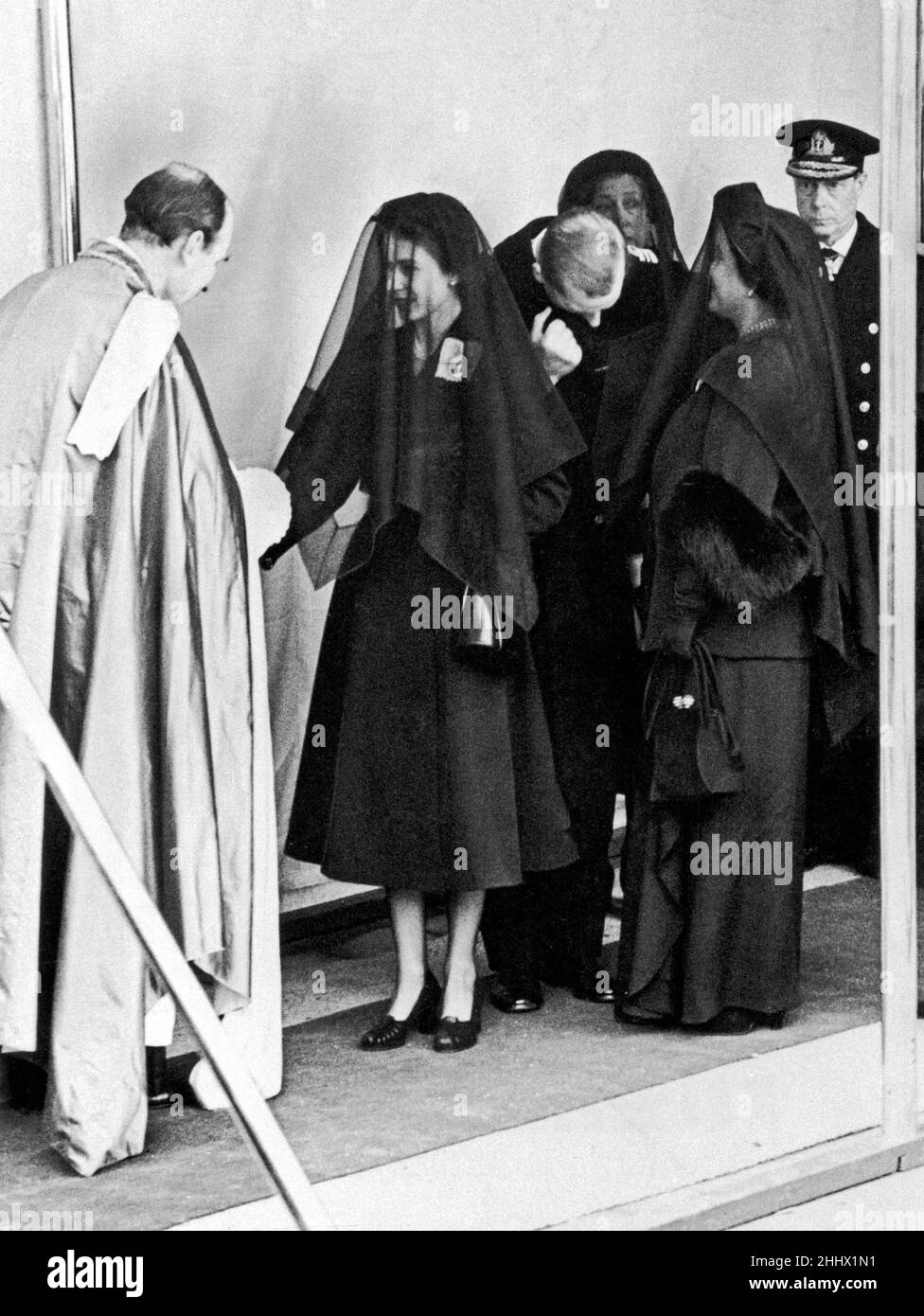 Queen elizabeth mourning mother Black and White Stock Photos & Images ...