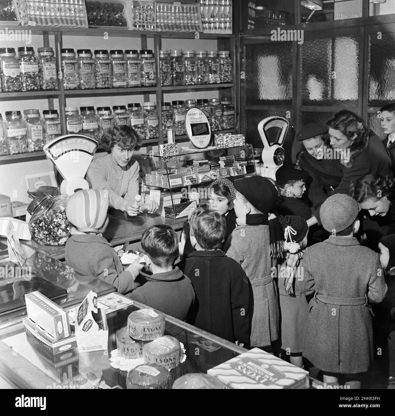 Children sweet shops 1950s hi-res stock photography and images - Alamy