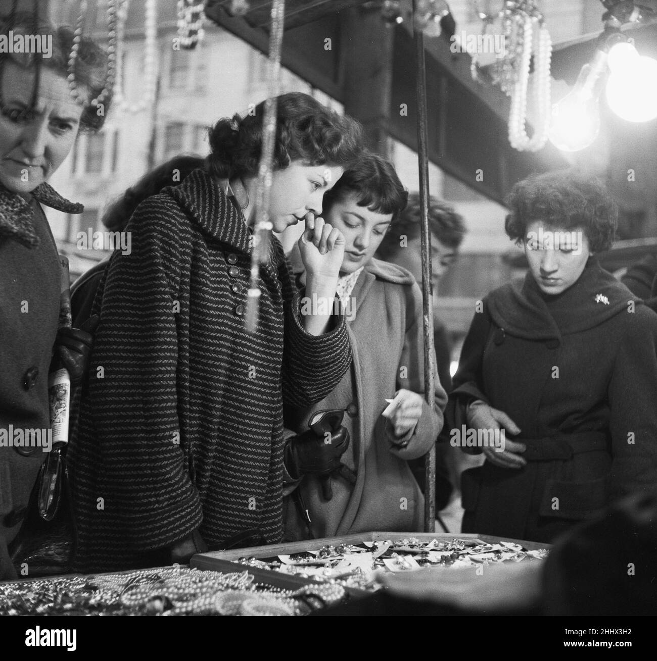 East end london street 1950s hi-res stock photography and images - Alamy
