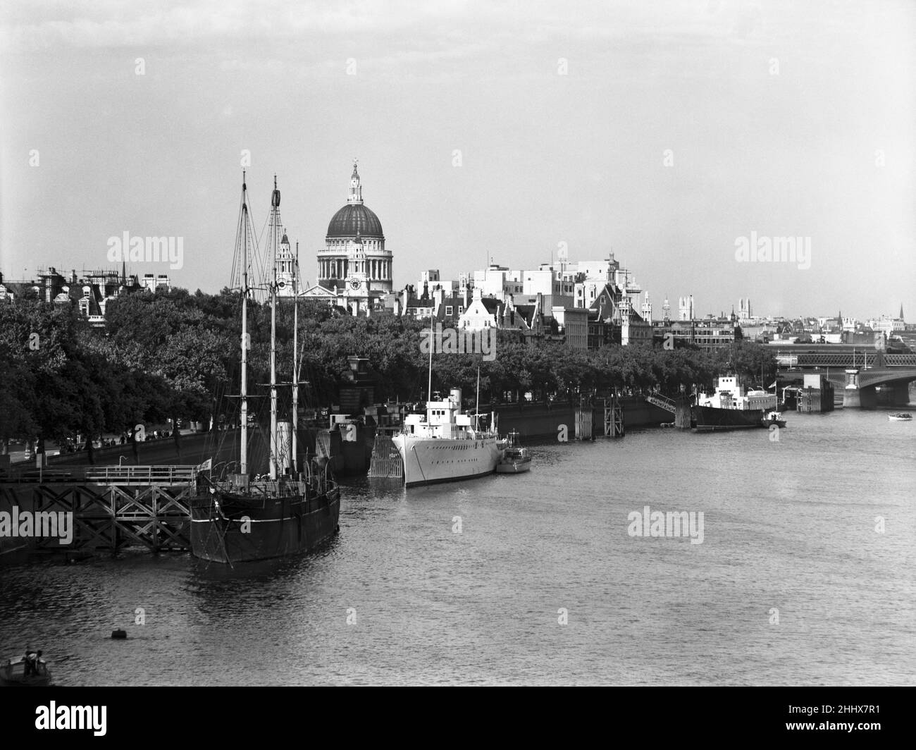 Views from Waterloo Bridge showing "Discovery", "President" and ...