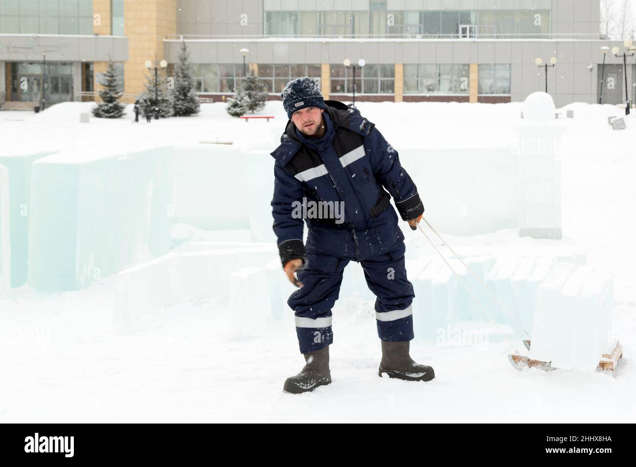 Carrying block of ice hi-res stock photography and images - Alamy