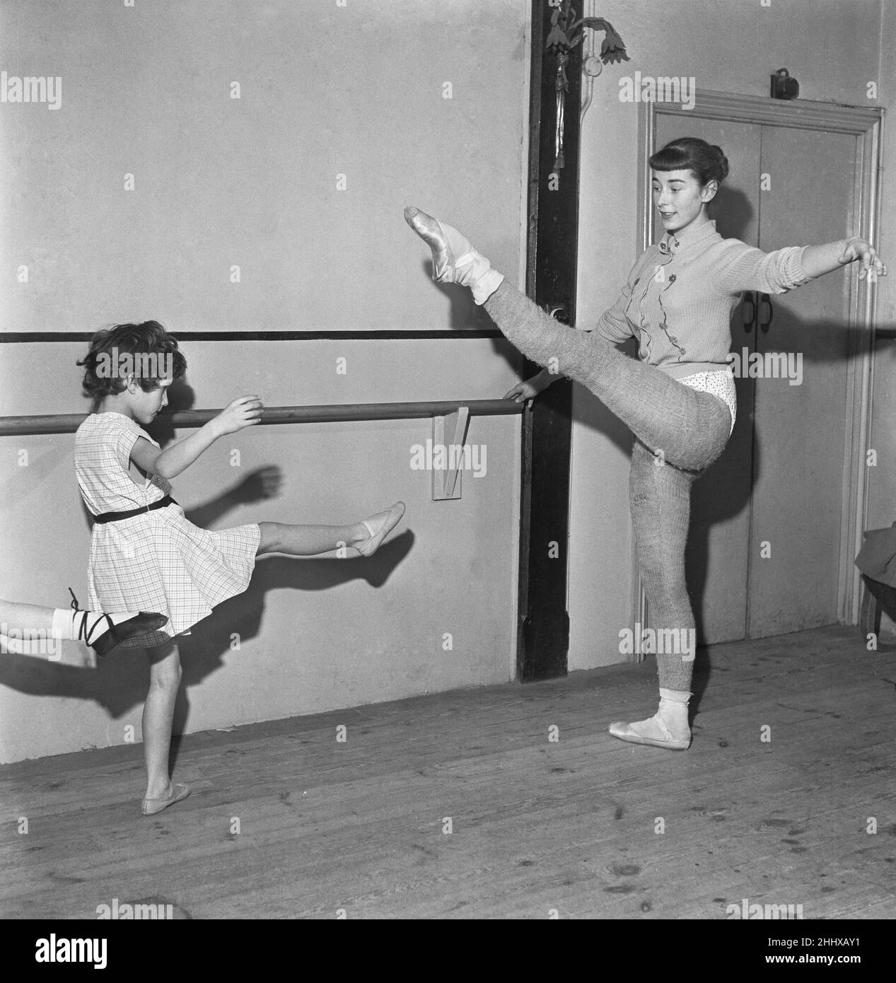 Ballet teacher 1950s hi-res stock photography and images - Alamy