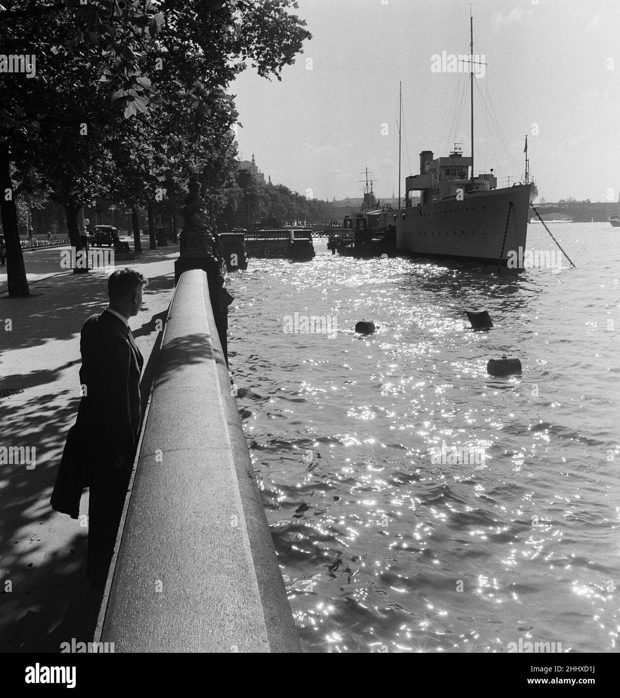 View along London Embankment. Circa 1955 Stock Photo - Alamy