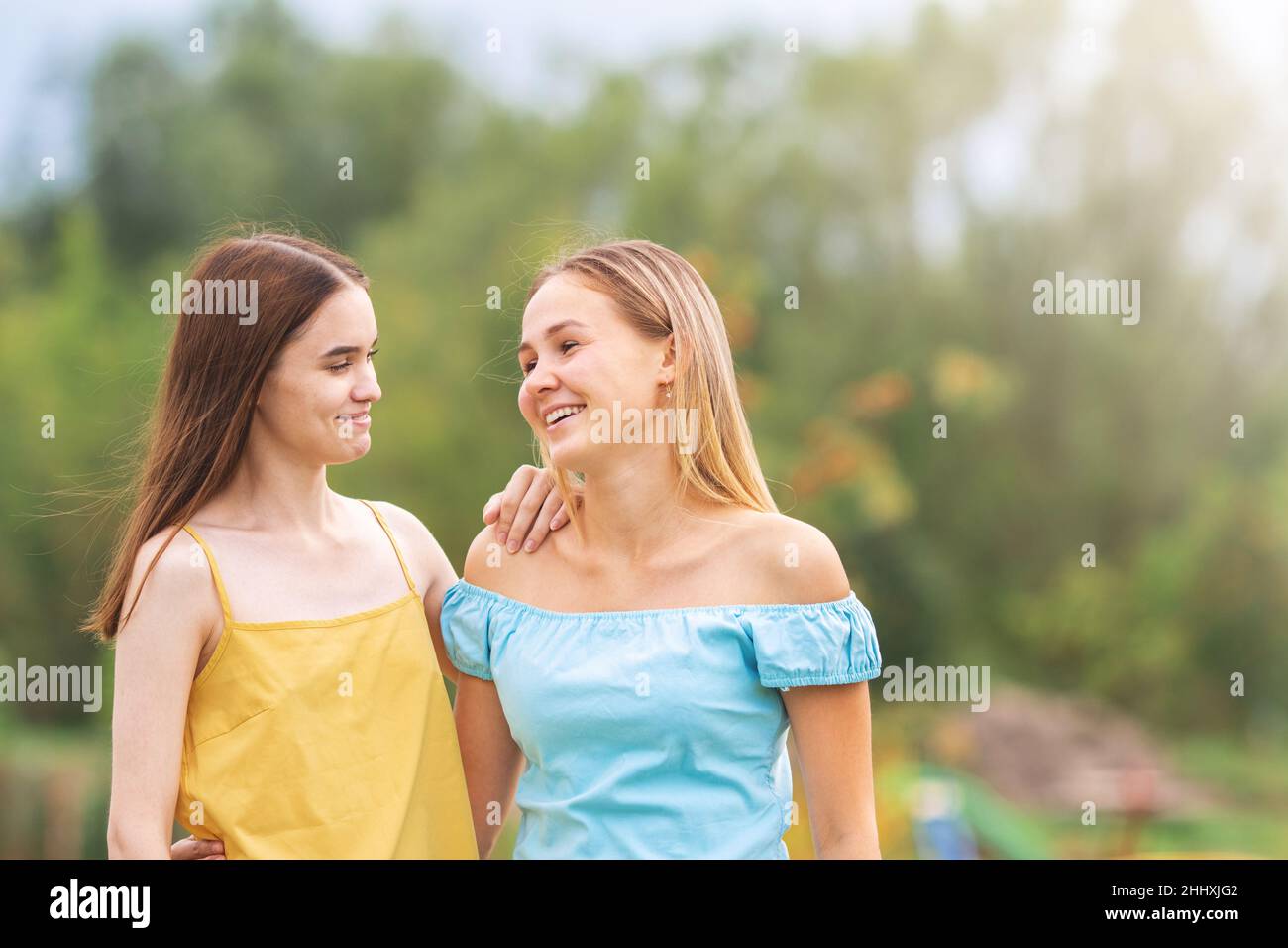 Two teenagers laughing together hi-res stock photography and images - Alamy