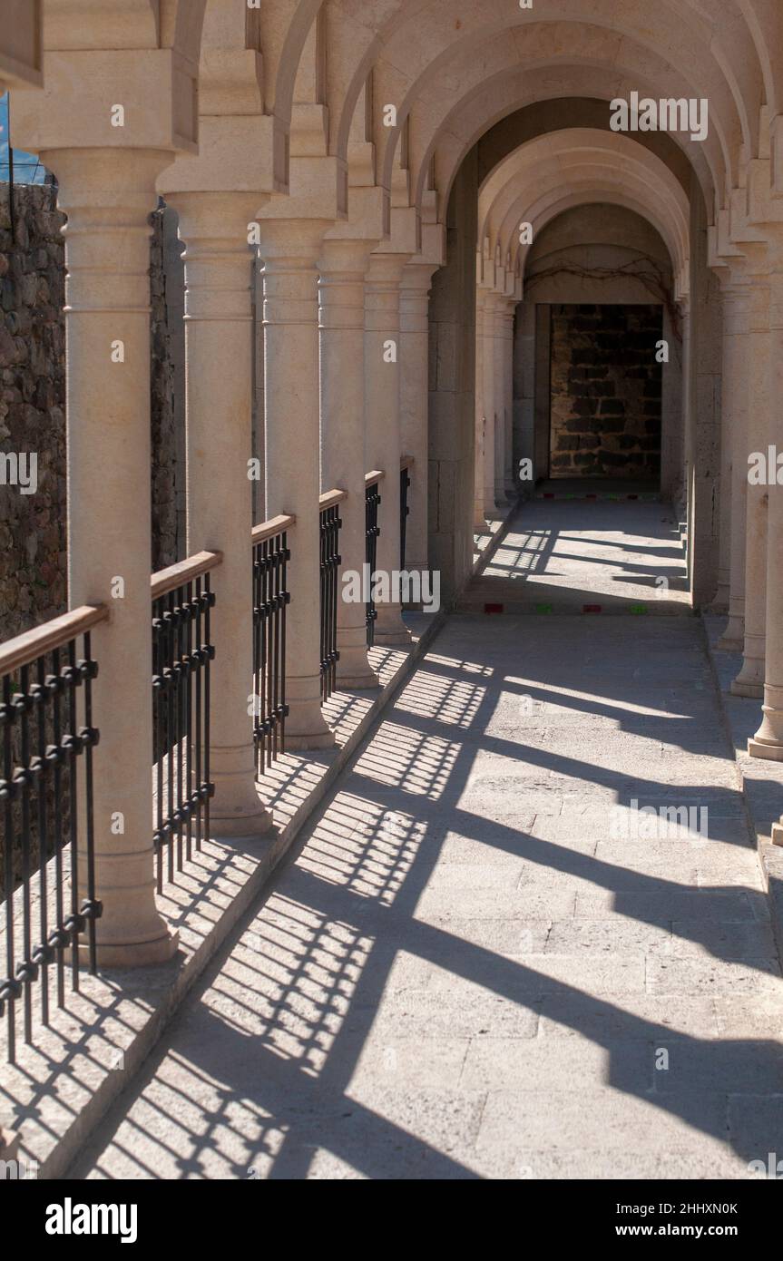 Tunnel perspective architecture way with column Stock Photo - Alamy