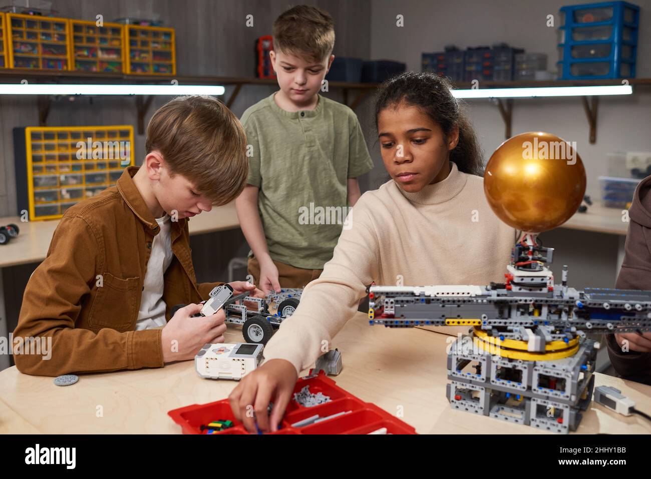 Group children building robots hi-res stock photography and images - Alamy