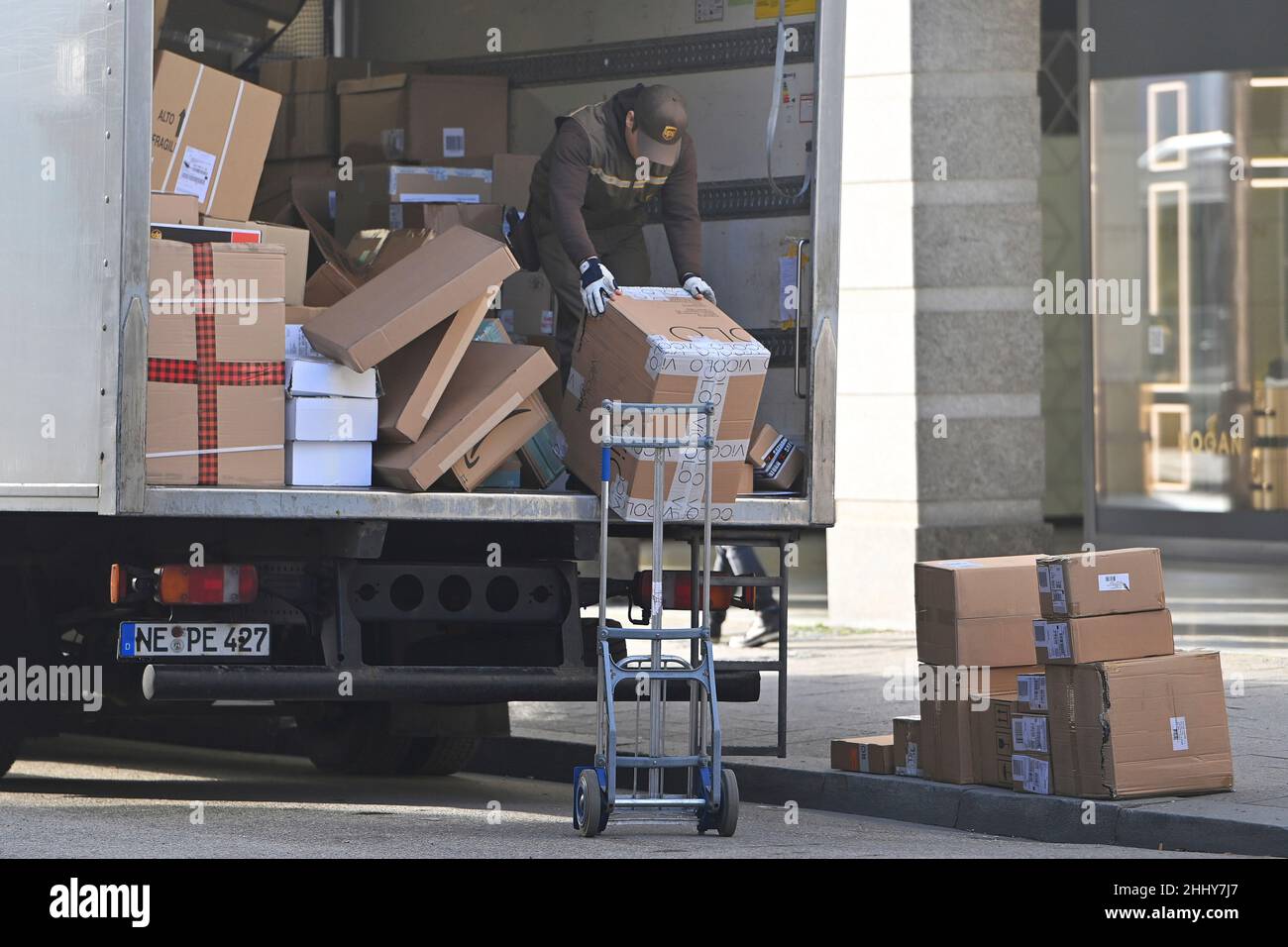 Munich, Deutschland. 25th Jan, 2022. UPS parcel deliverer at work ...