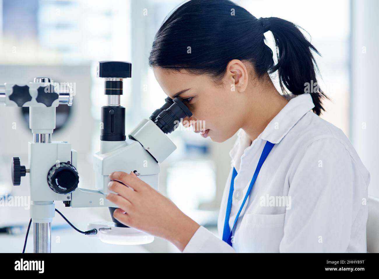 Look closer hi-res stock photography and images - Alamy