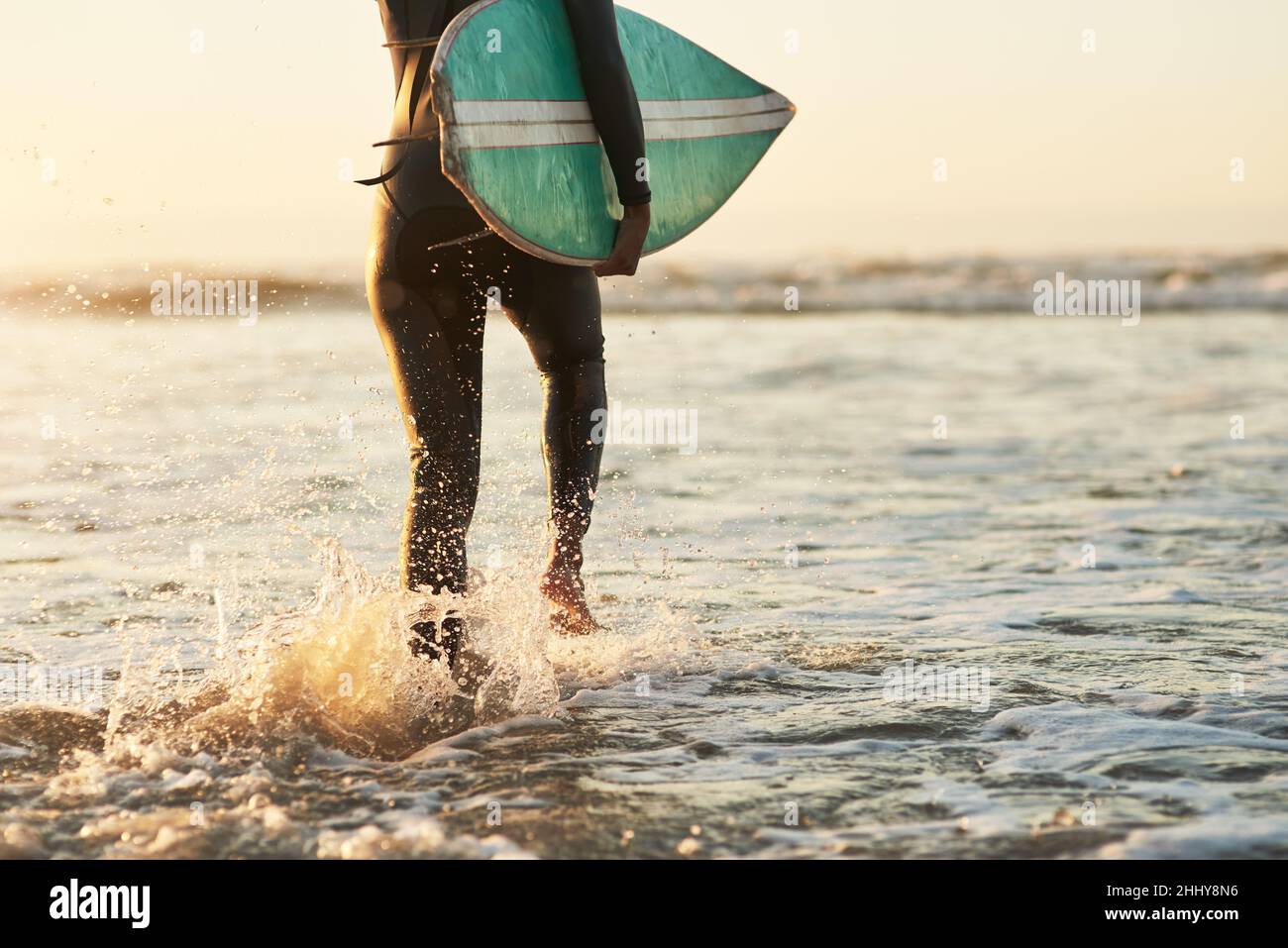 Real waves hi-res stock photography and images - Alamy
