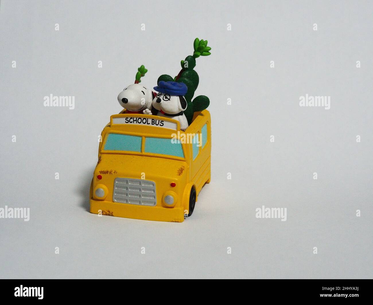 Snoopy school bus hi-res stock photography and images - Alamy