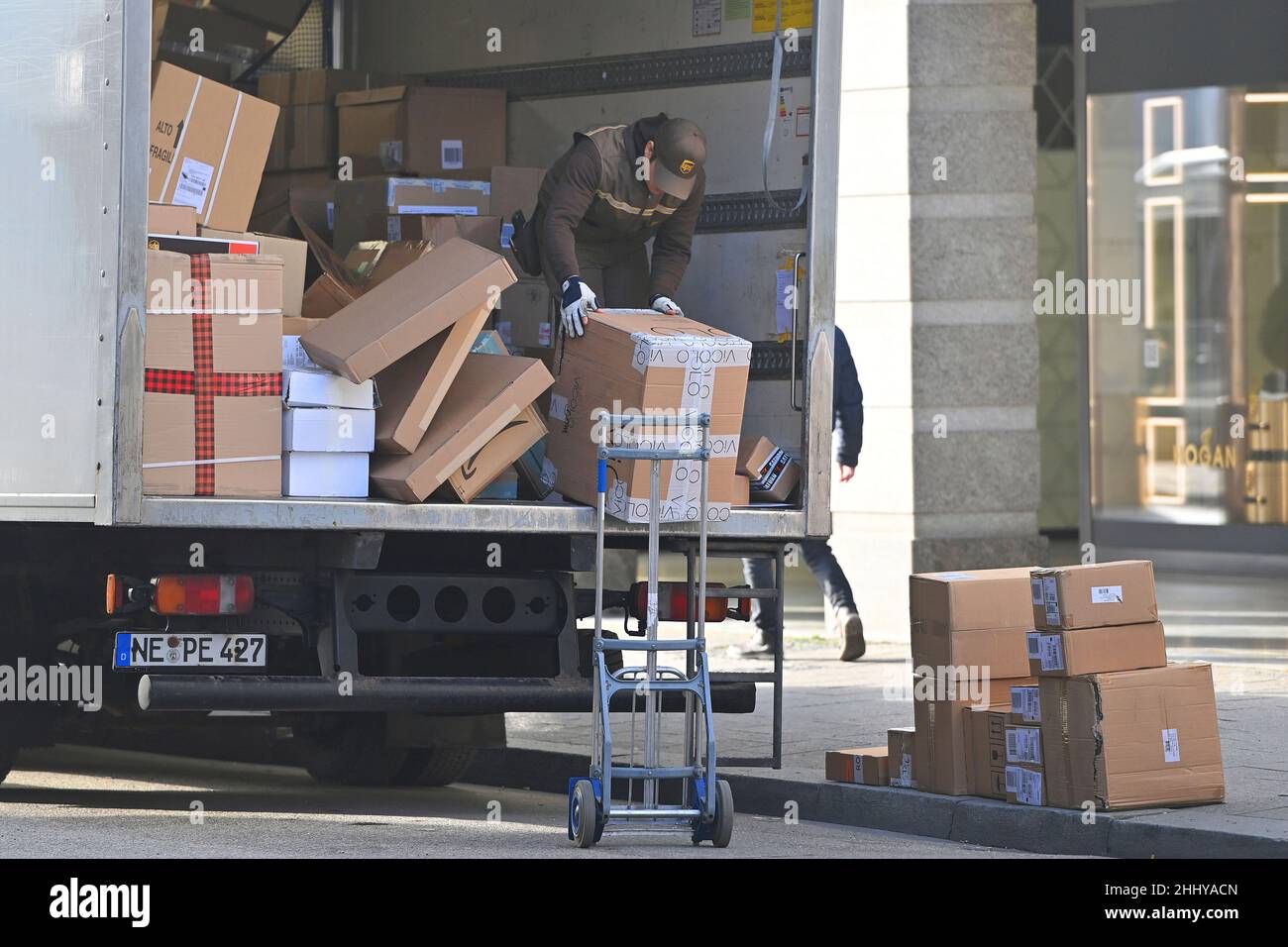 Munich, Deutschland. 25th Jan, 2022. UPS parcel deliverer at work ...