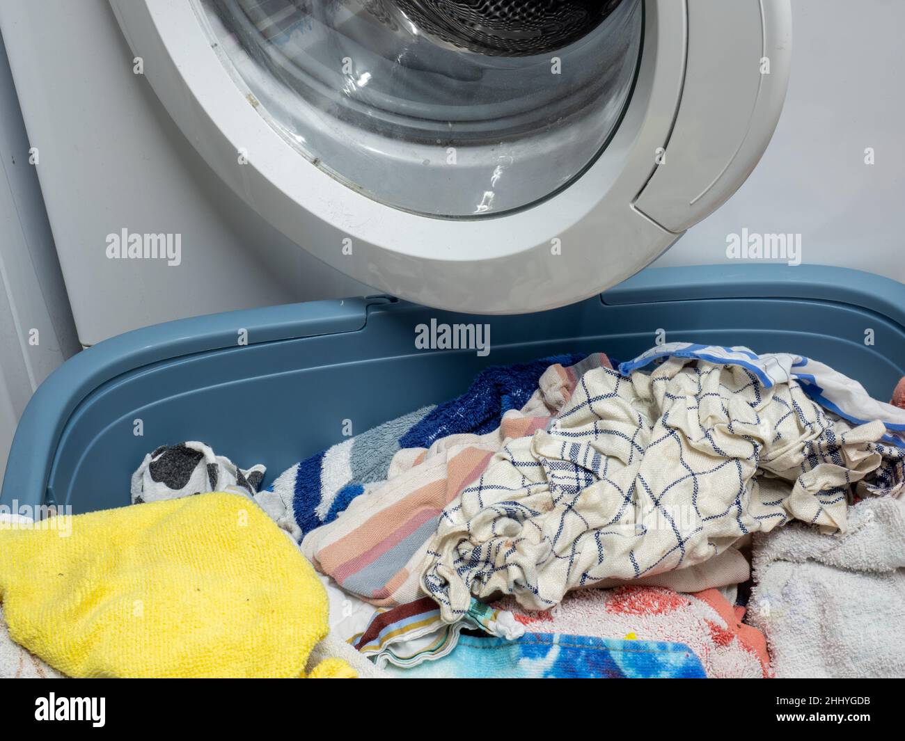 Washing machine laundry basket hi-res stock photography and images - Alamy