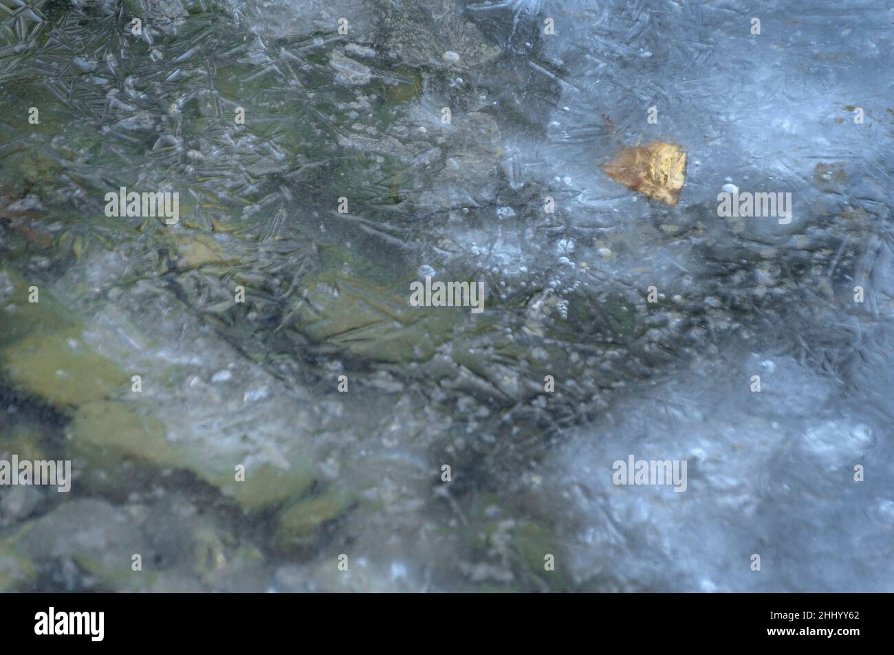 Ice details in the Borén reservori, in the Àneu valley in winter (Alt ...